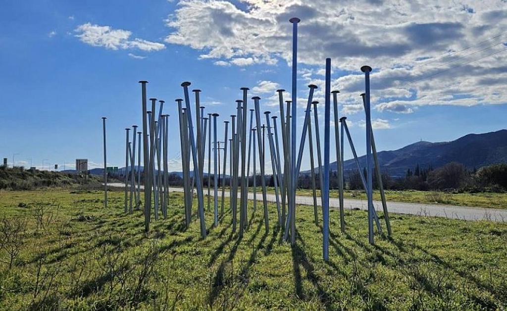 «58 καρφιά στα Τέμπη»: Εικαστική εγκατάσταση στη μνήμη των θυμάτων - Sigmalive