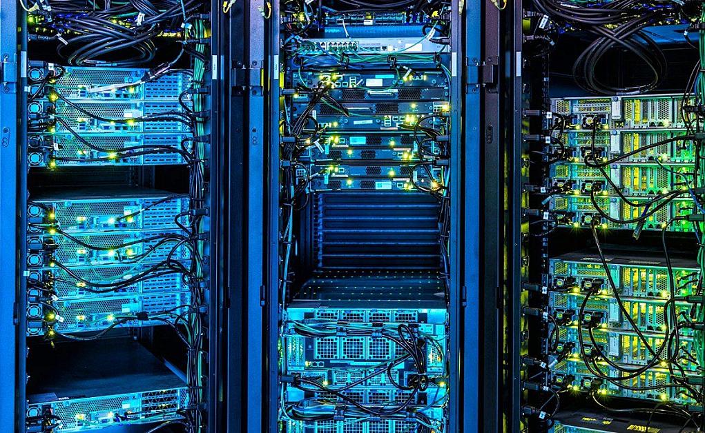 Πλημμυρισμένοι server: Είχαν οδηγίες να μαζεύουν νερά με σινιά - Sigmalive