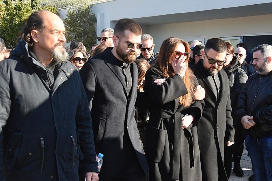 Σε βαρύ κλίμα η κηδεία του Κωστόπουλου–«Πάλευαν μαζί με τον Καρρά τον ...