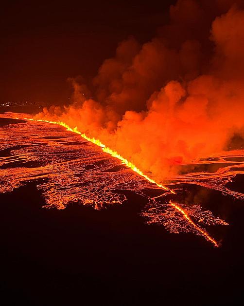 Απίστευτες εικόνες από τη νέα έκρηξη του ηφαιστείου στην Ισλανδία (vids+pics) - Sigmalive