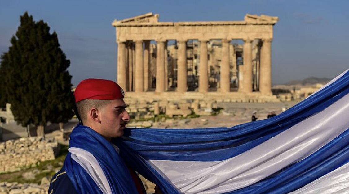 Δέος στον Ιερό Βράχο της Ακρόπολης κατά την έπαρση της σημαίας (ΒΙΝΤΕΟ ...