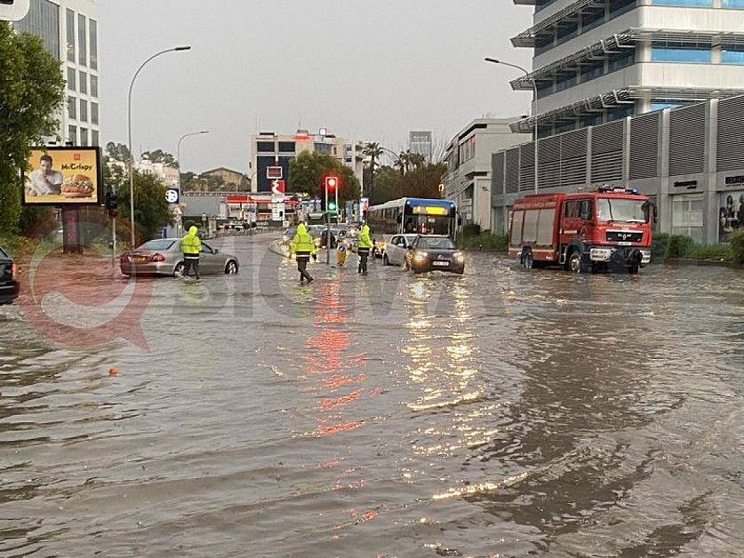 Χαμός στη Λευκωσία: Πλημμύρισαν δρόμοι – Ακινητοποιήθηκαν οχήματα (pic&vid) - Sigmalive