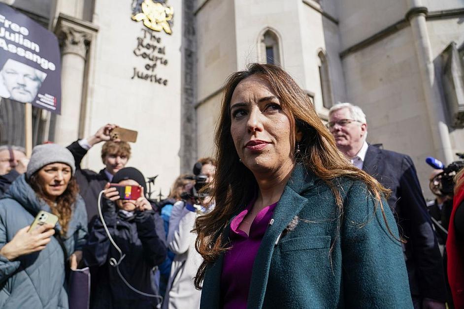 «Πανευτυχής» η Στέλλα Ασάνζ για τη συμφωνία απελευθέρωσης του συζύγου της - Sigmalive