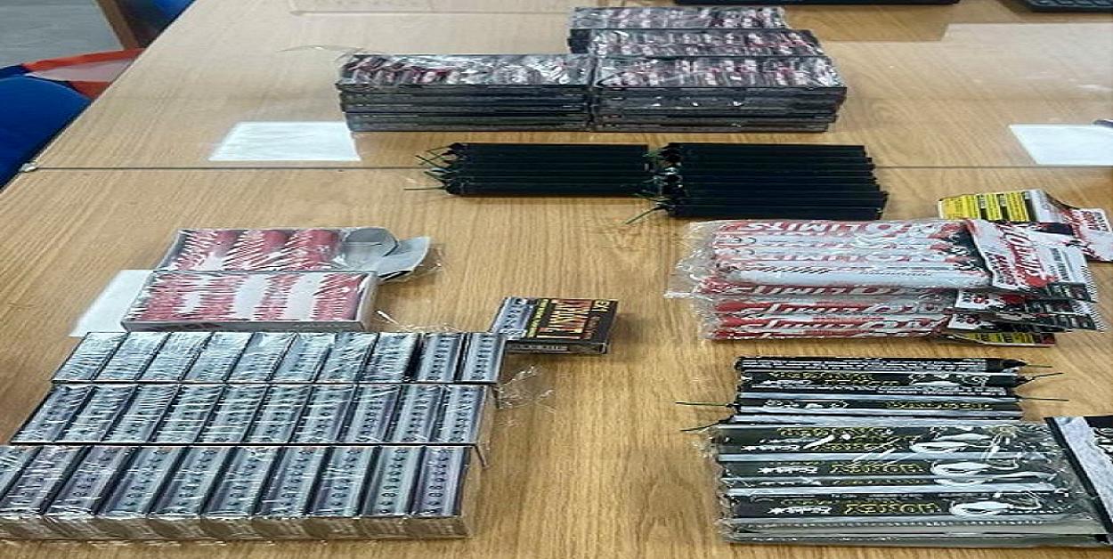 ΦΩΤΟ: Ανέκοψαν όχημα στη Λεμεσό και βρήκαν 1800 κροτίδες–Χειροπέδες σε 18χρονο - Sigmalive