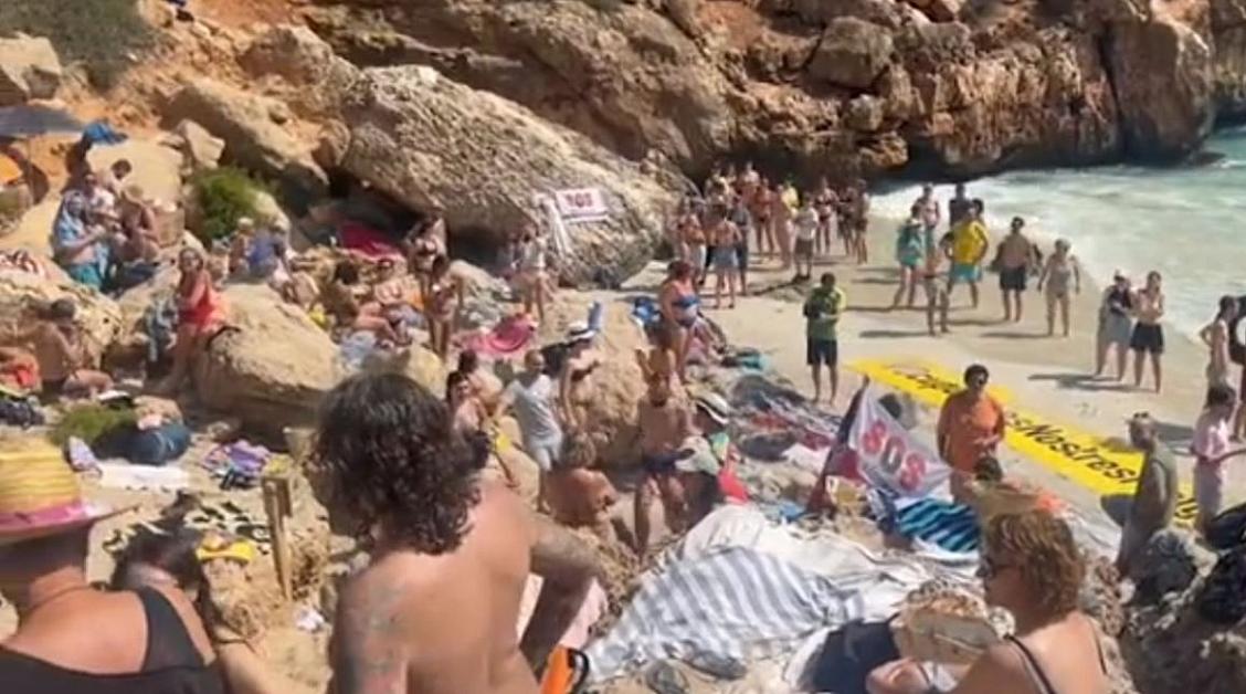 Μαγιόρκα: Εξαγριωμένοι ντόπιοι διώχνουν τους τουρίστες από τις παραλίες (VID) - Sigmalive
