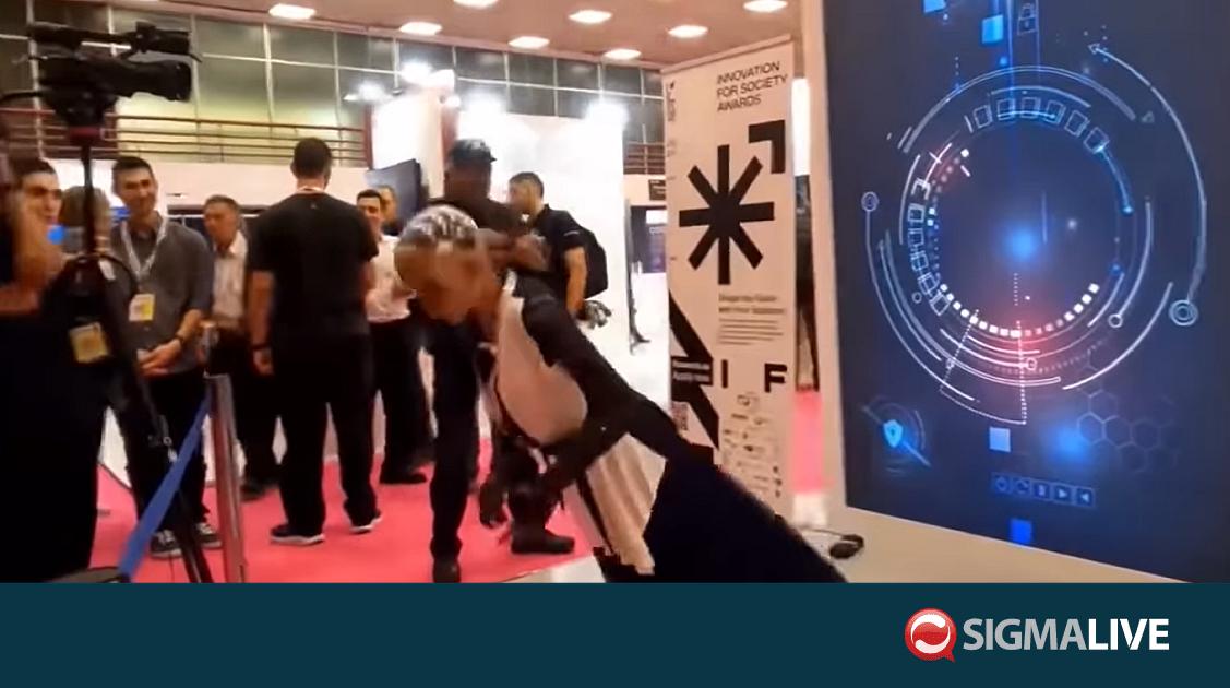 ΒΙΝΤΕΟ: Η στιγμή που το ρομπότ Σοφία «στραβοπατάει» και πέφτει στη Θεσσαλονίκη - Sigmalive
