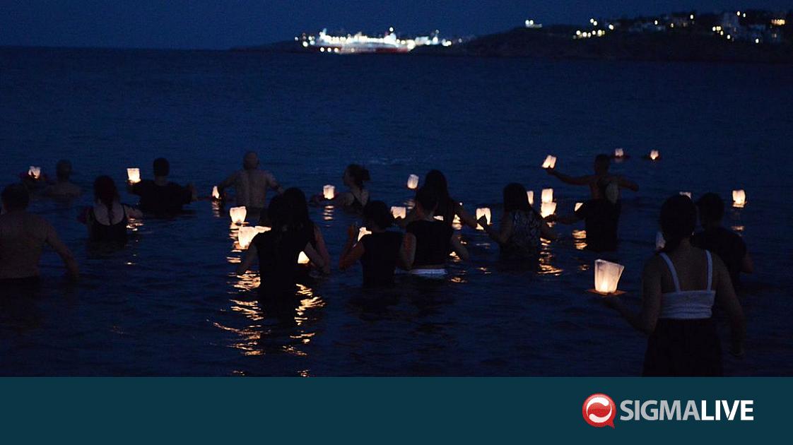 Μάτι: Άφησαν στη θάλασσα 104 φαναράκια για τα θύματα της τραγωδίας (ΒΙΝΤΕΟ) - Sigmalive