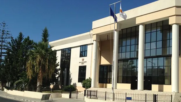 Στο κελί η 45χρονη που φέρεται να «σήκωσε» €39.000 από πολυκατάστημα - Sigmalive