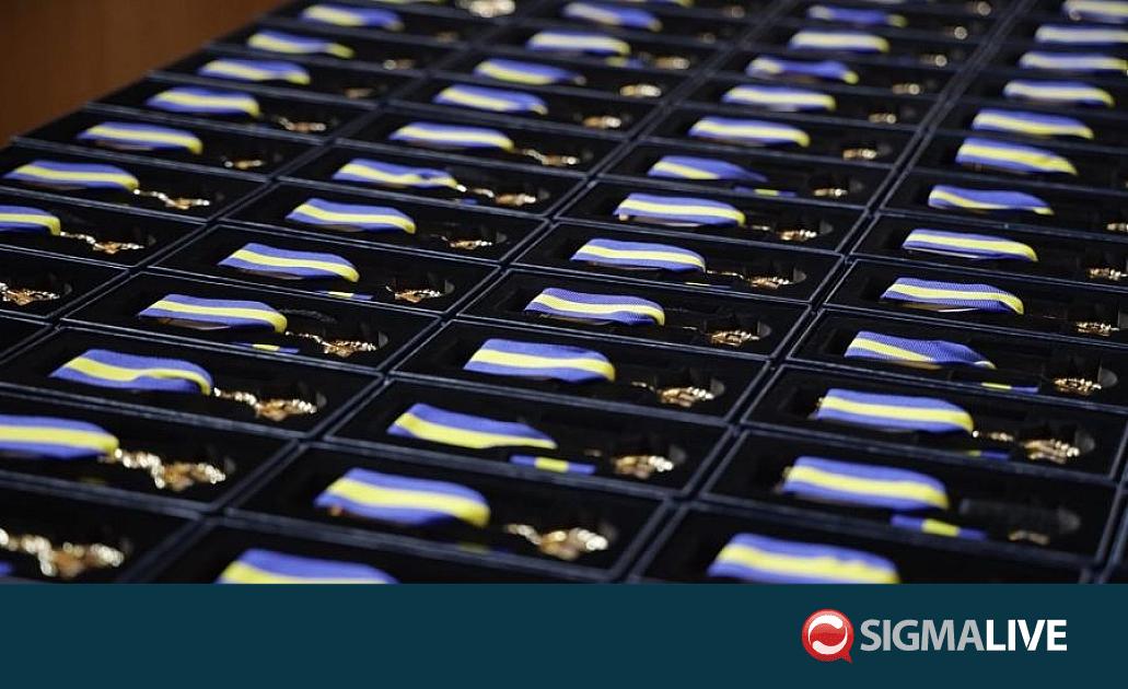 Εικόνες από την απονομή μεταλλίων σε αξιωματικούς που υπηρέτησαν το '74 - Sigmalive