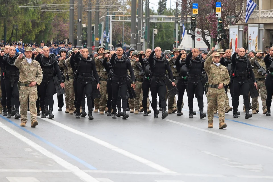 Εντυπωσιακές εικόνες από την στρατιωτική παρέλαση στην Αθήνα (ΦΩΤΟ ...
