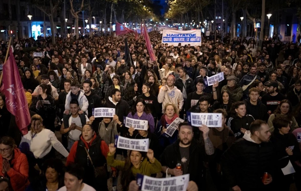 Ισπανία: Χιλιάδες διαδήλωσαν στη Βαρκελώνη, ζητώντας να μειωθούν τα ...